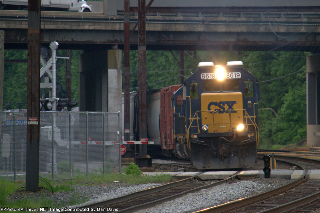 CSX SD50-3 8619 leads Q300-27